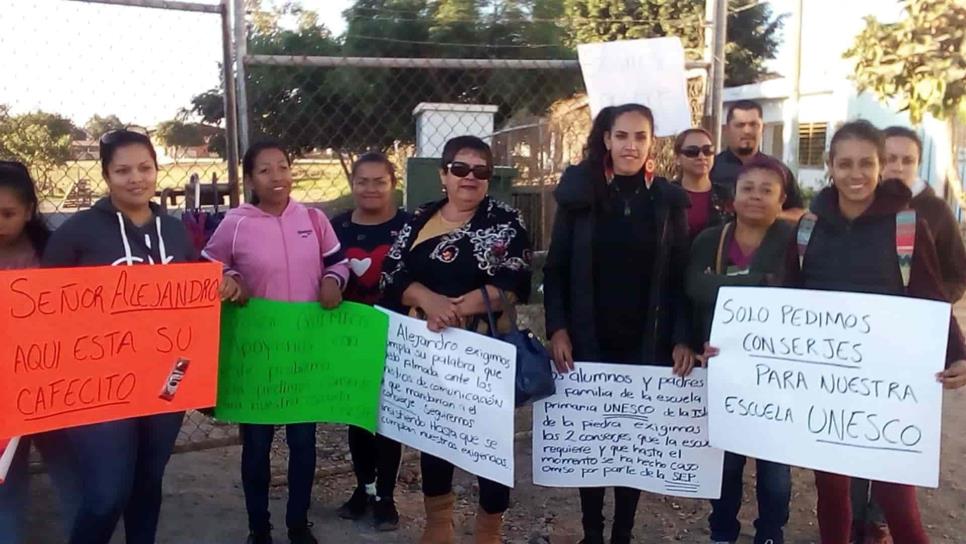 Vuelven padres a tomar oficina de SEPyC por falta de conserje | Luz ... Vuelven padres a tomar oficina de SEPyC por falta de conserje | Luz ...
