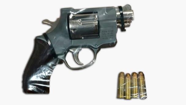 Detienen a dos hombres al descubrir que portaban un arma tipo revolver ...