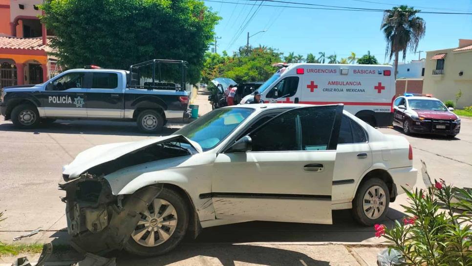 Se pasa un alto y provoca aparatoso choque en Los Mochis, hay dos ... Se pasa un alto y provoca aparatoso choque en Los Mochis, hay dos ...