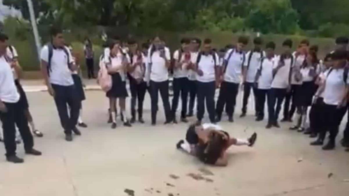 Ahora En Corerepe Se Desgreñan Dos Alumnas De Prepa Y Se Agarran A Golpes Dos Niños De