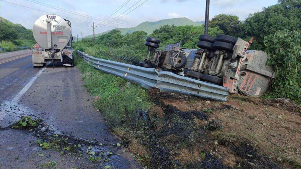 Vuelca pipa con combustible en la Mazatlán-Durango | Luz Noticias