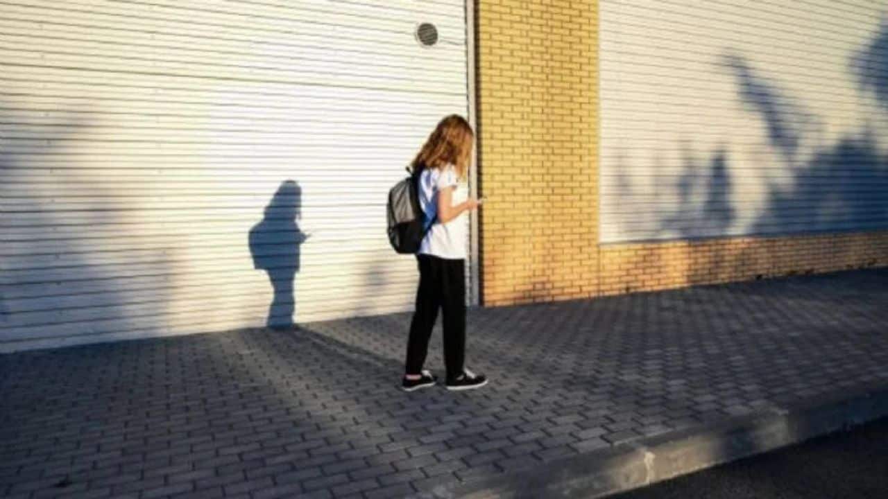 ¿Qué significa caminar con la cabeza agachada, según la psicología ...